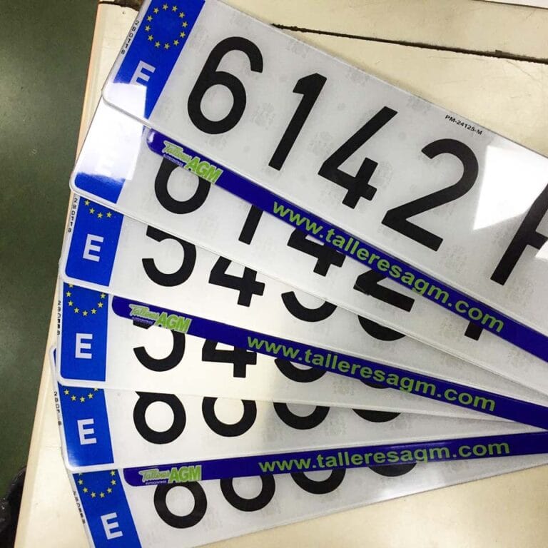 Ventajas de las placas de matrícula acrílicas - Talleres AGM